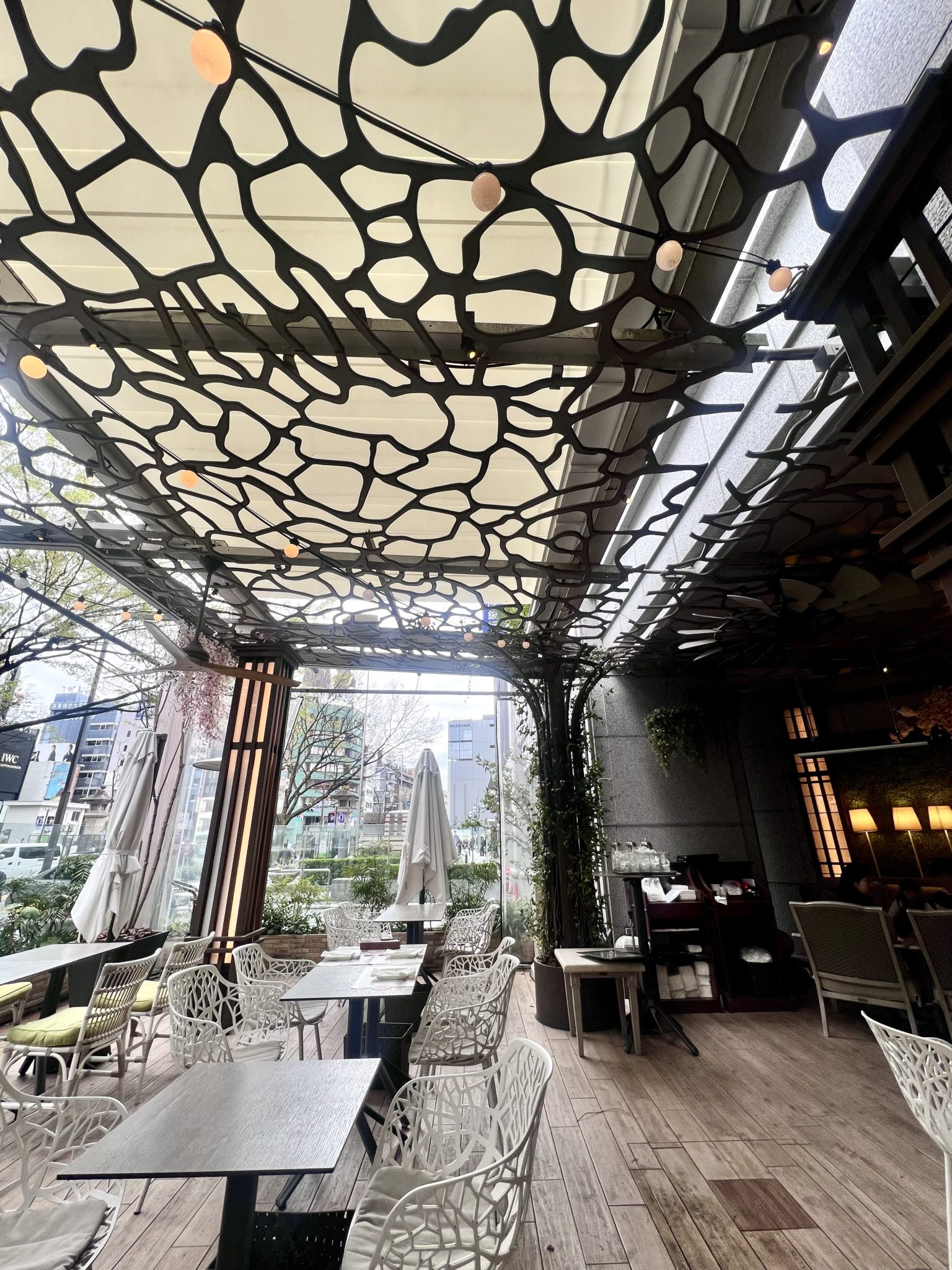 【表参道】Cafe&Dining ZelkovA(ゼルコヴァ)／爽やかな風と木漏れ日を感じながら・・テラス席でいただくお花とうさぎのイースターパフェ